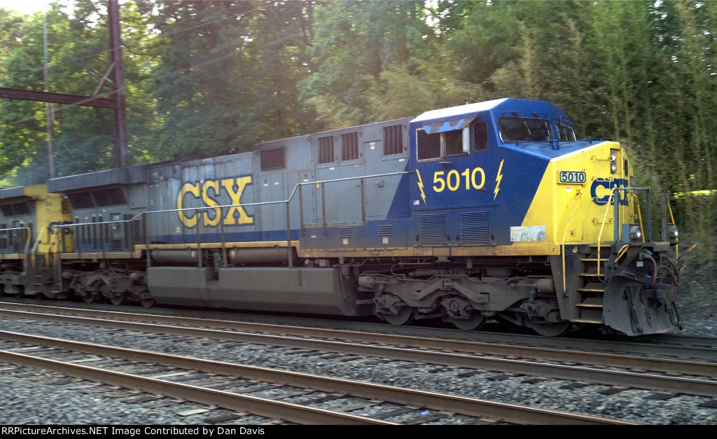 CSX AC60CW 5010 trails on W079-05